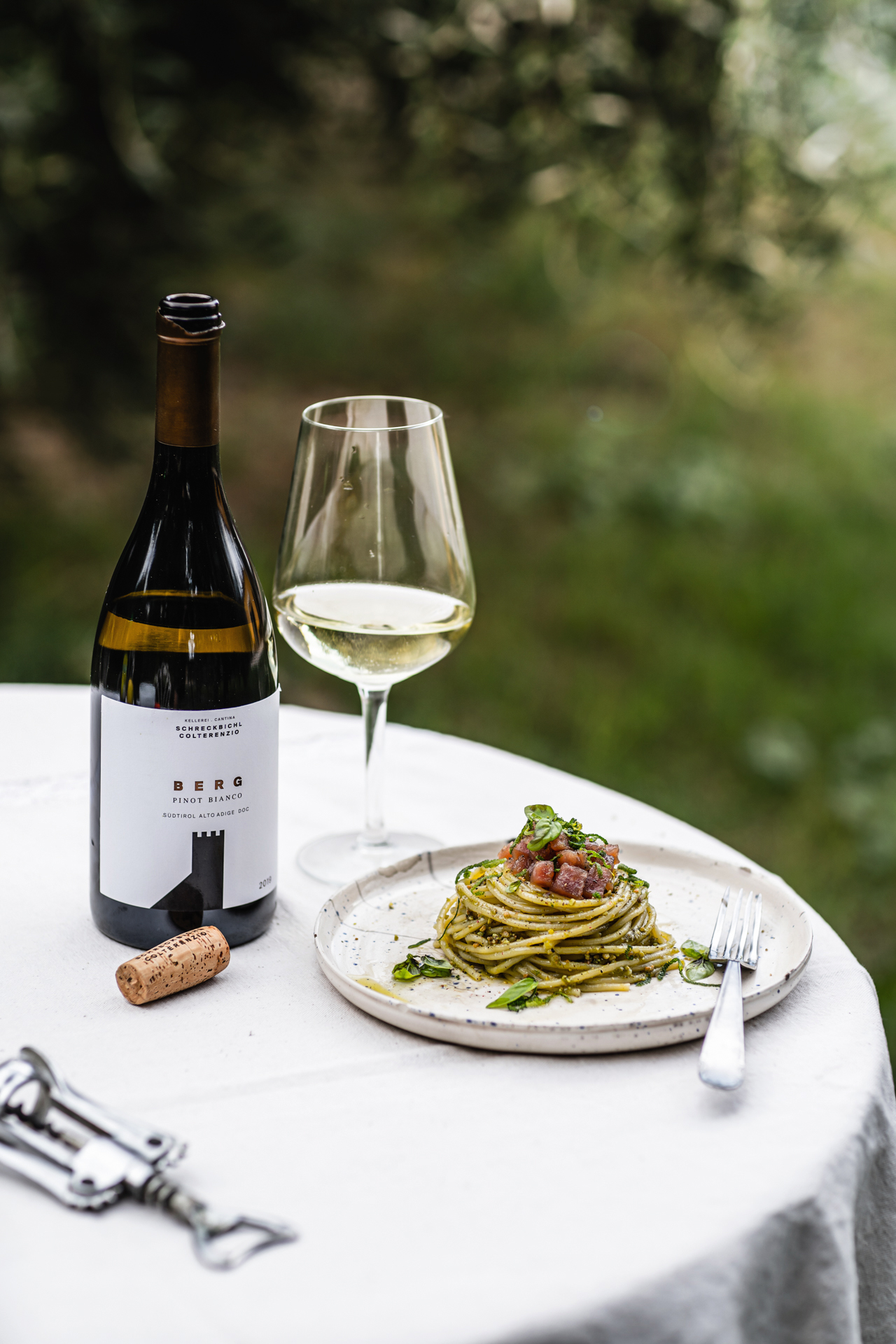 Spaghetti al pesto con granella di pistacchi e tartare di tonno - La ...